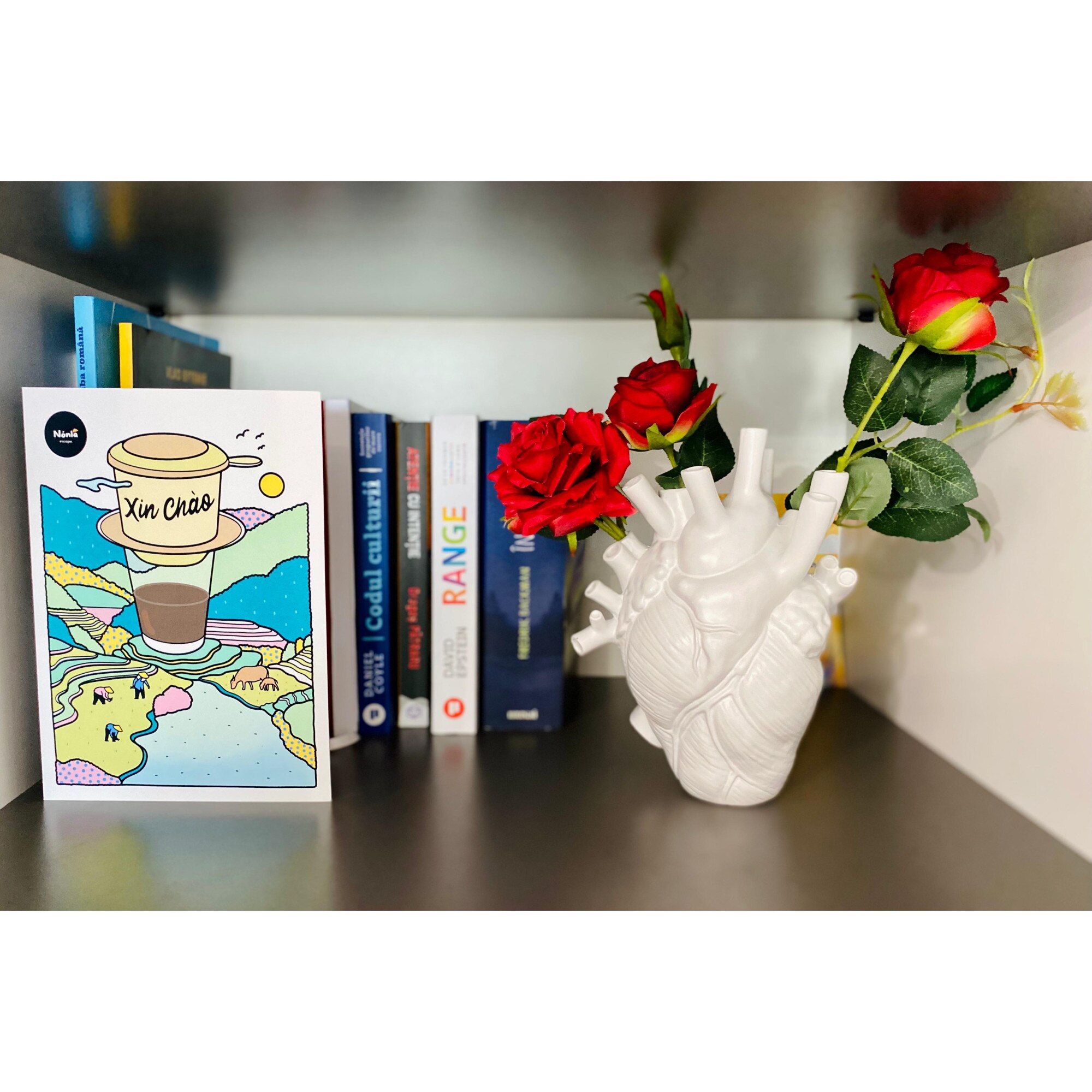 Vaza decorativa in forma de inima anatomica, Ornament de flori, Alba ...