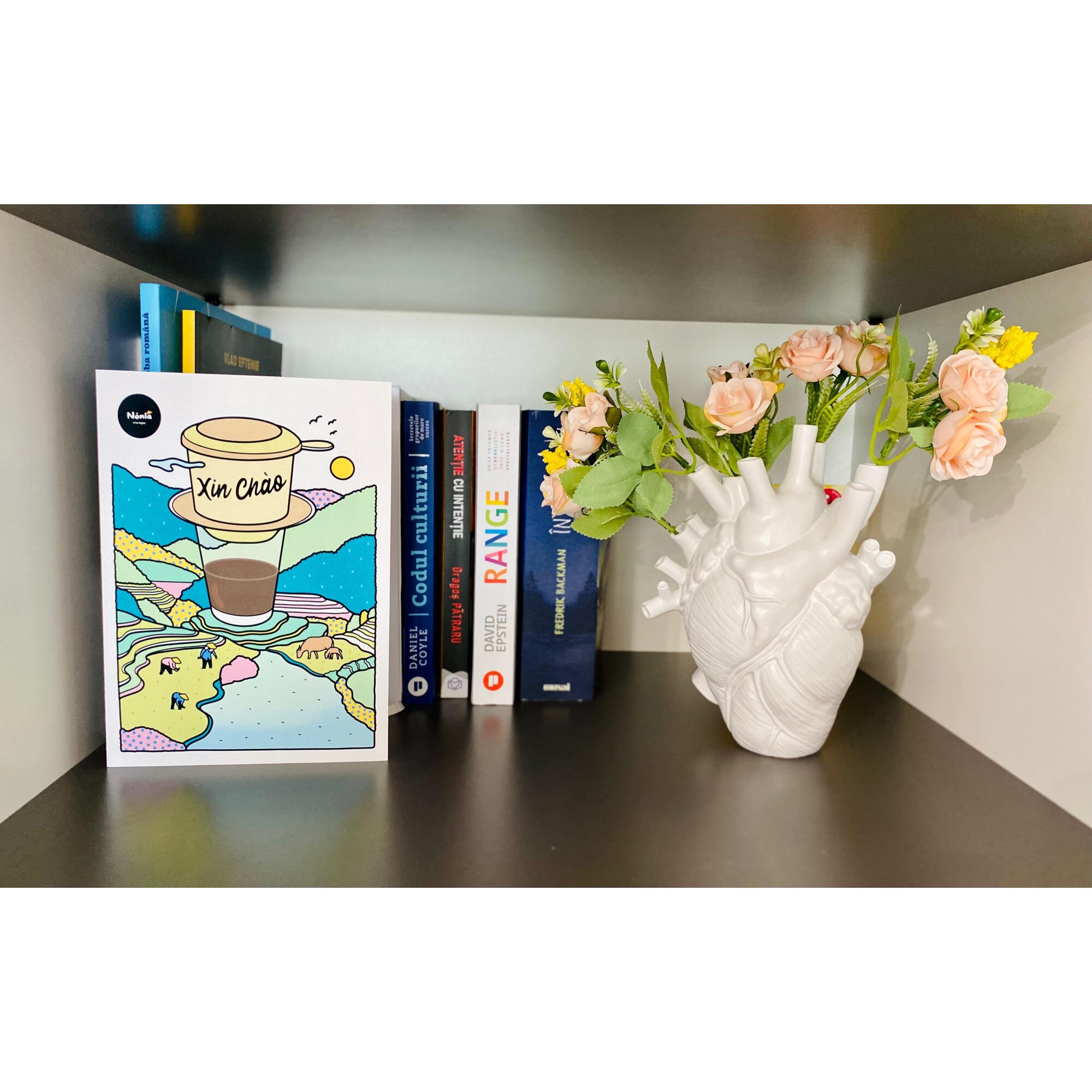 Vaza decorativa in forma de inima anatomica, Ornament de flori, Alba ...