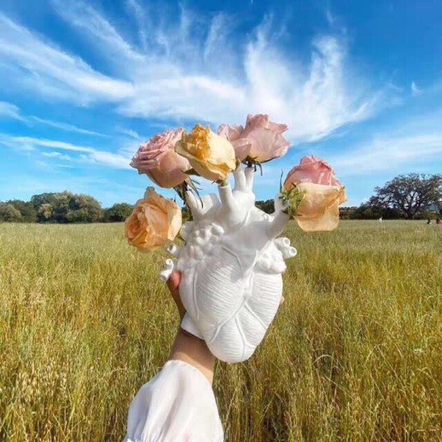 Vaza decorativa in forma de inima anatomica, Ornament de flori, Alba ...