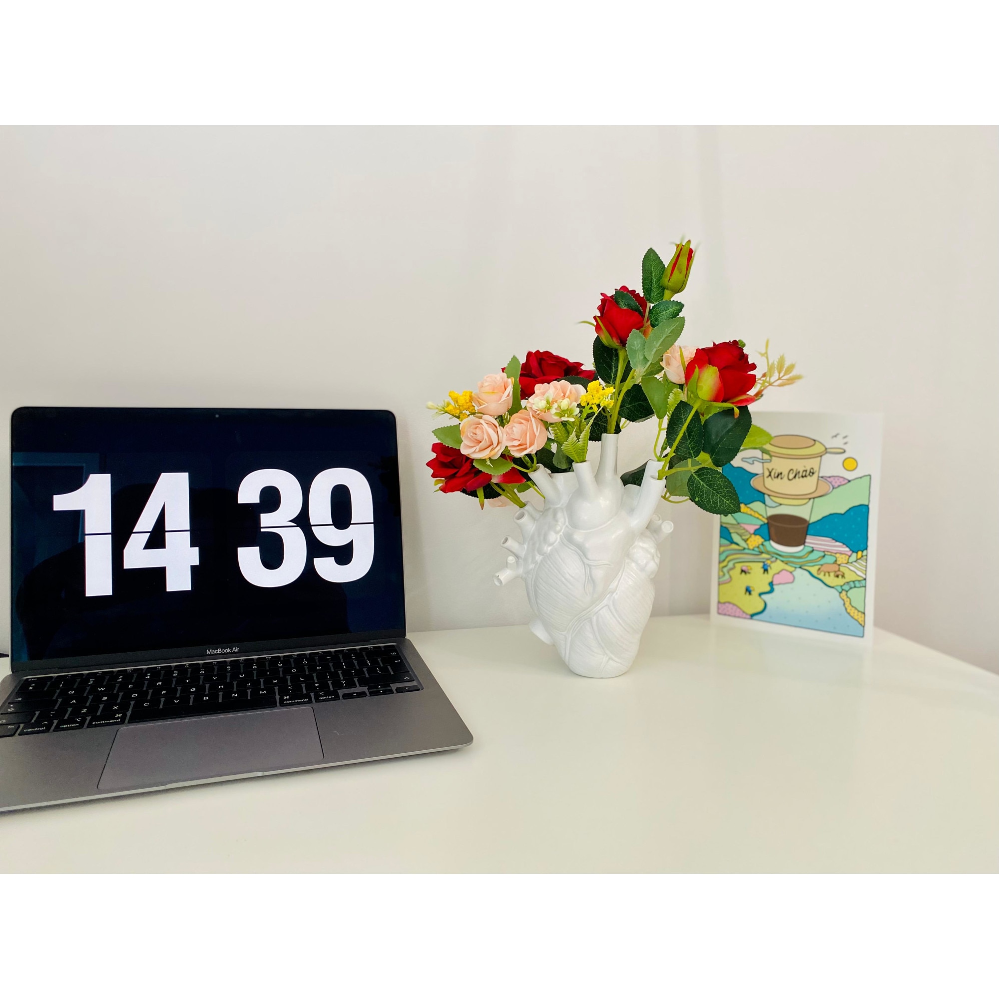 Vaza decorativa in forma de inima anatomica, Ornament de flori, Alba ...