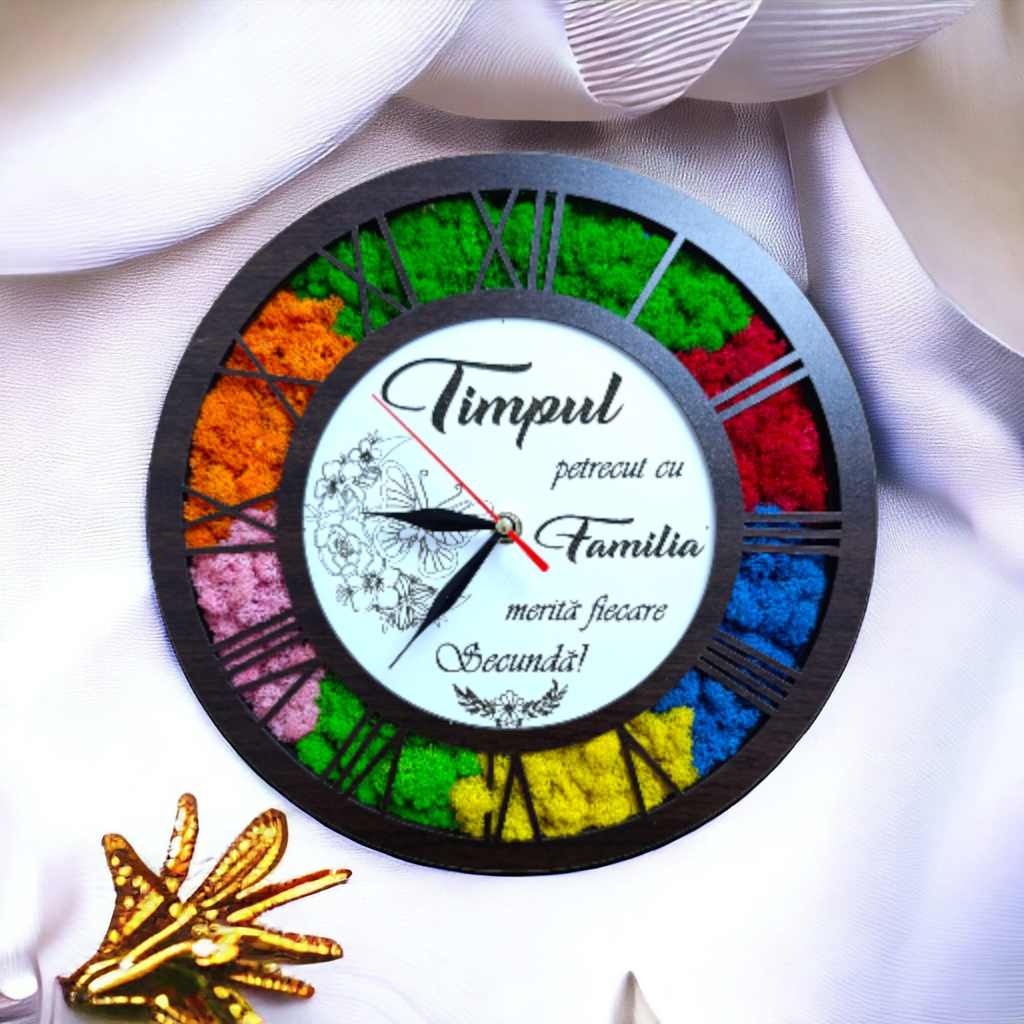 Ceas de perete decorat cu licheni naturali stabilizati, personalizat cu ...