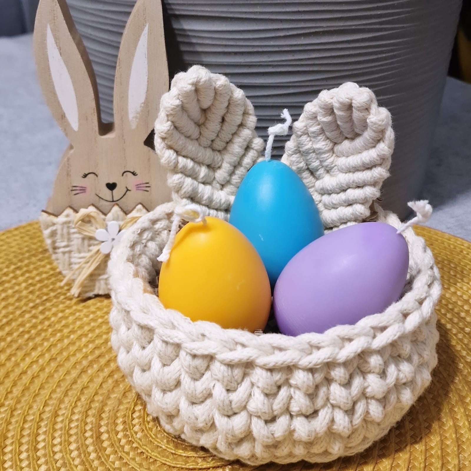 Set lumanari parfumate pentru Paste, oua colorate in cos crosetat ...