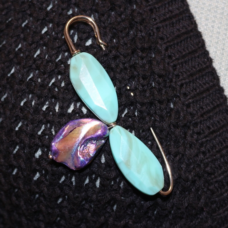 Brosa tip ac de siguranta cu margele acrilice si sidef mov handmade ...