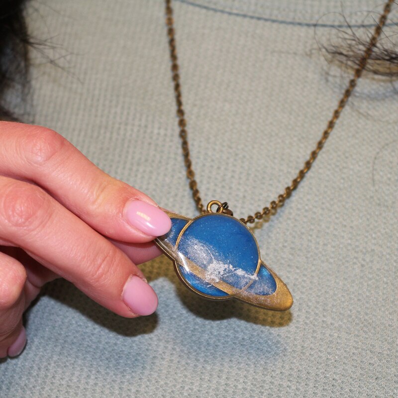 Colier realizat handmade cu pandantiv Saturn si rasina epoxidica - eMAG.ro