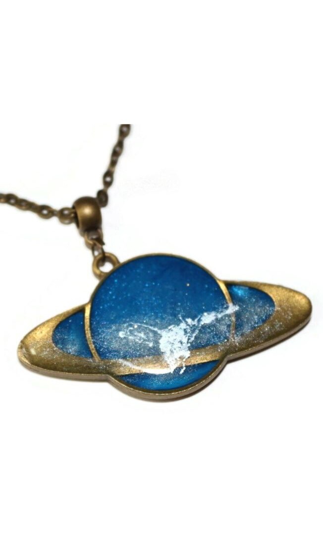 Colier realizat handmade cu pandantiv Saturn si rasina epoxidica - eMAG.ro