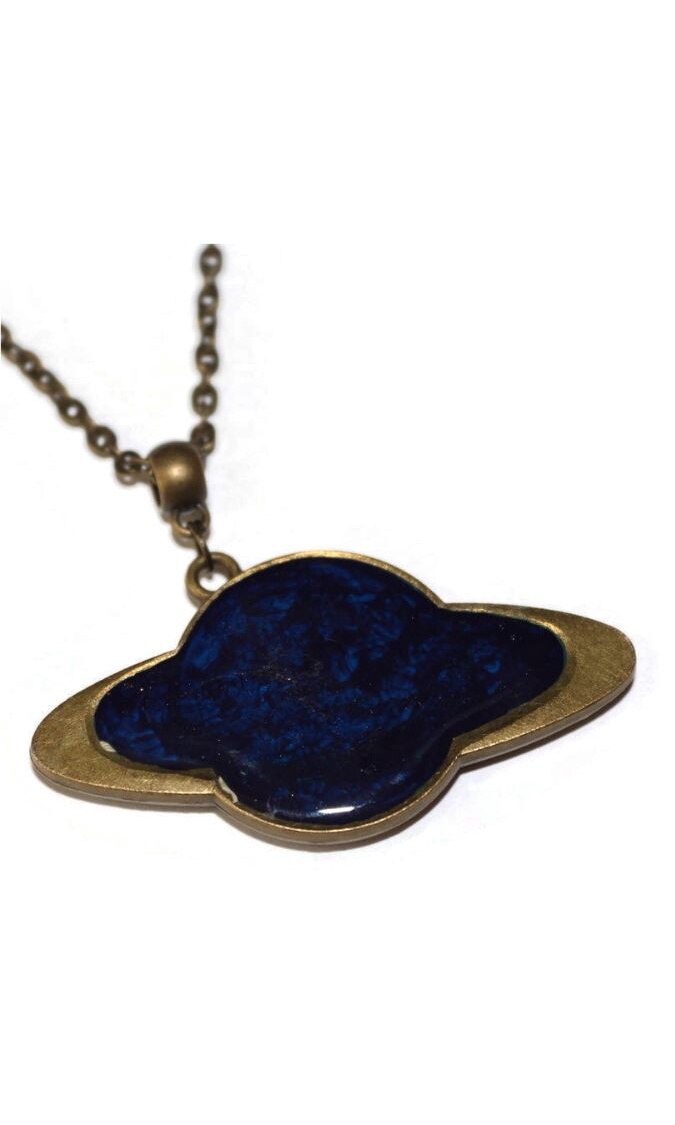 Colier realizat handmade cu pandantiv Saturn si rasina epoxidica - eMAG.ro