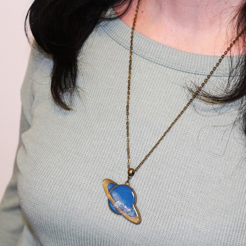 Colier realizat handmade cu pandantiv Saturn si rasina epoxidica - eMAG.ro