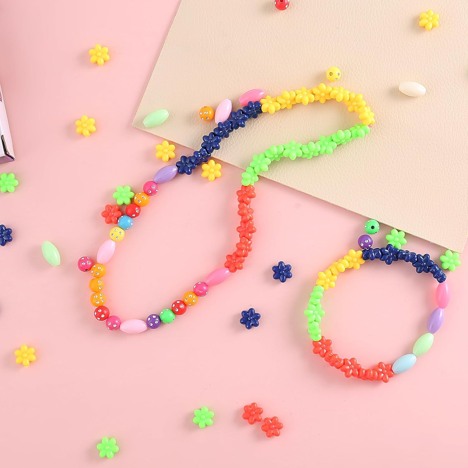 Set pentru creat bratari, 5 ani+, cu multe margele colorate si snur ...