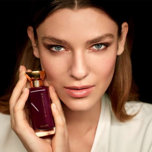 Set complet pentru Ea, parfum Magnetista, insotit de insigna Dactylion ...