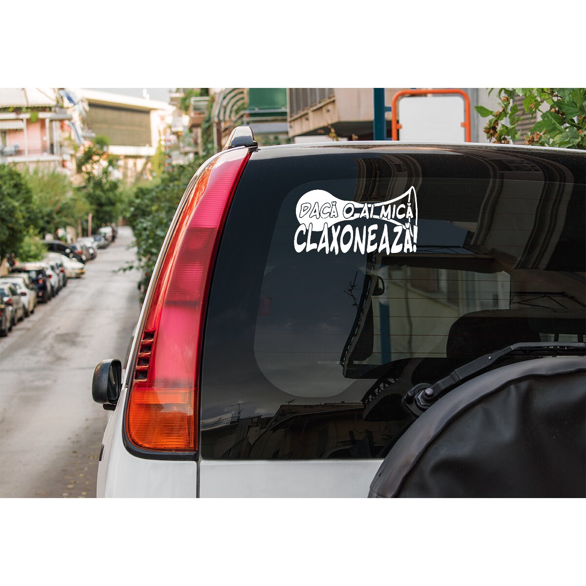 Sticker Auto ''Daca O Ai Mica Claxoneaza'' - Alb - 9 Cm - eMAG.ro