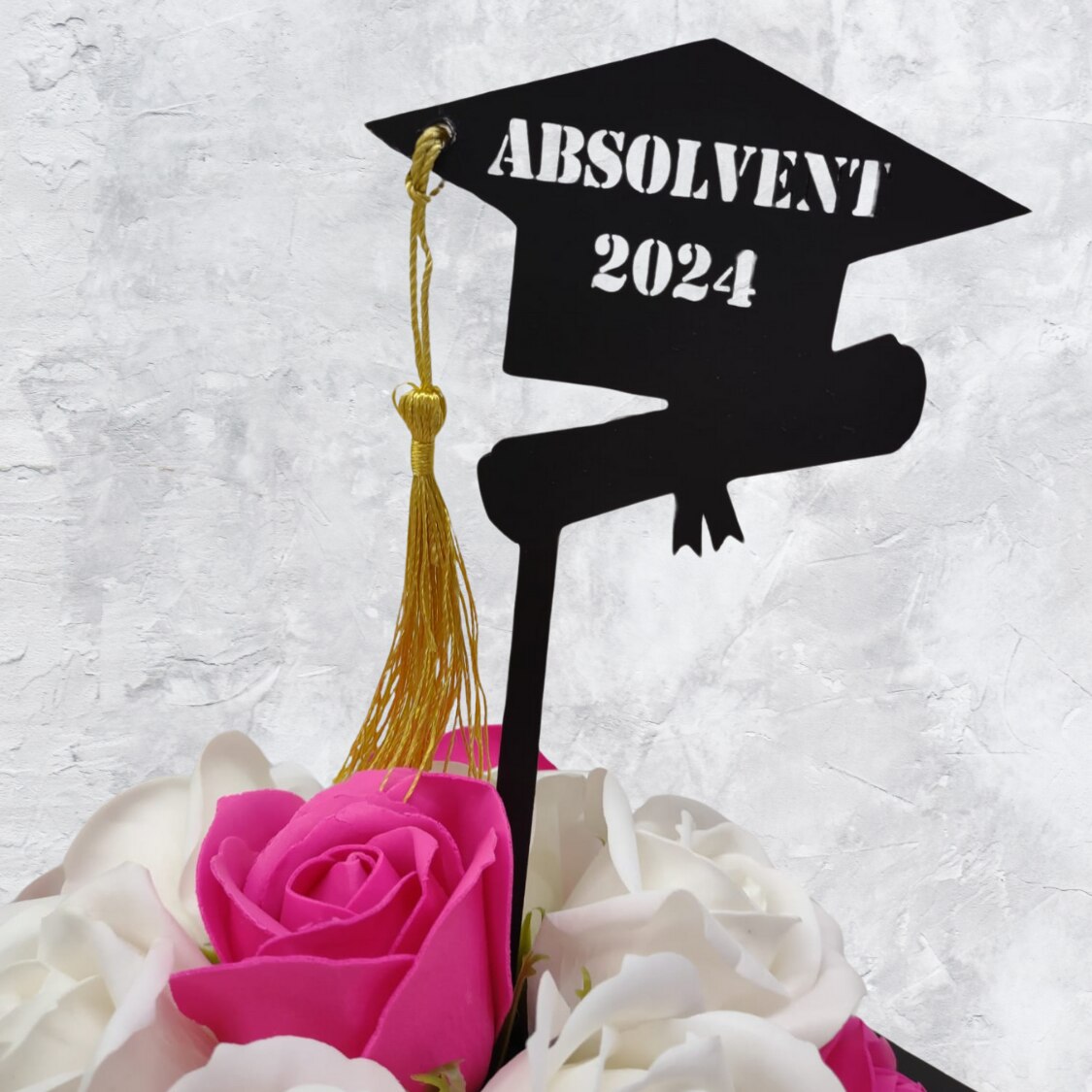 Aranjament toca absolvire - cu topper, decorat cu flori de sapun alb ...