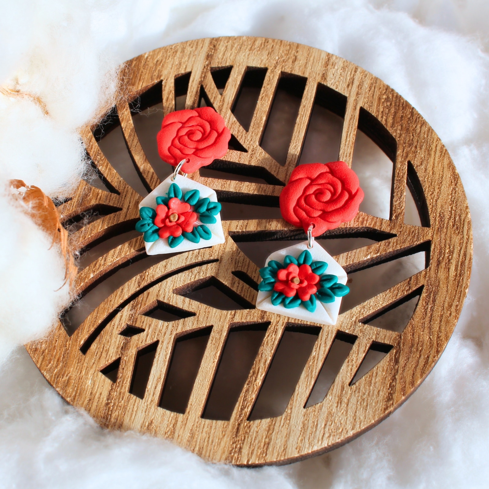 Cercei Handmade - Plic cu Flori - Lut Polimeric, Rosu, Pin de plastic ...