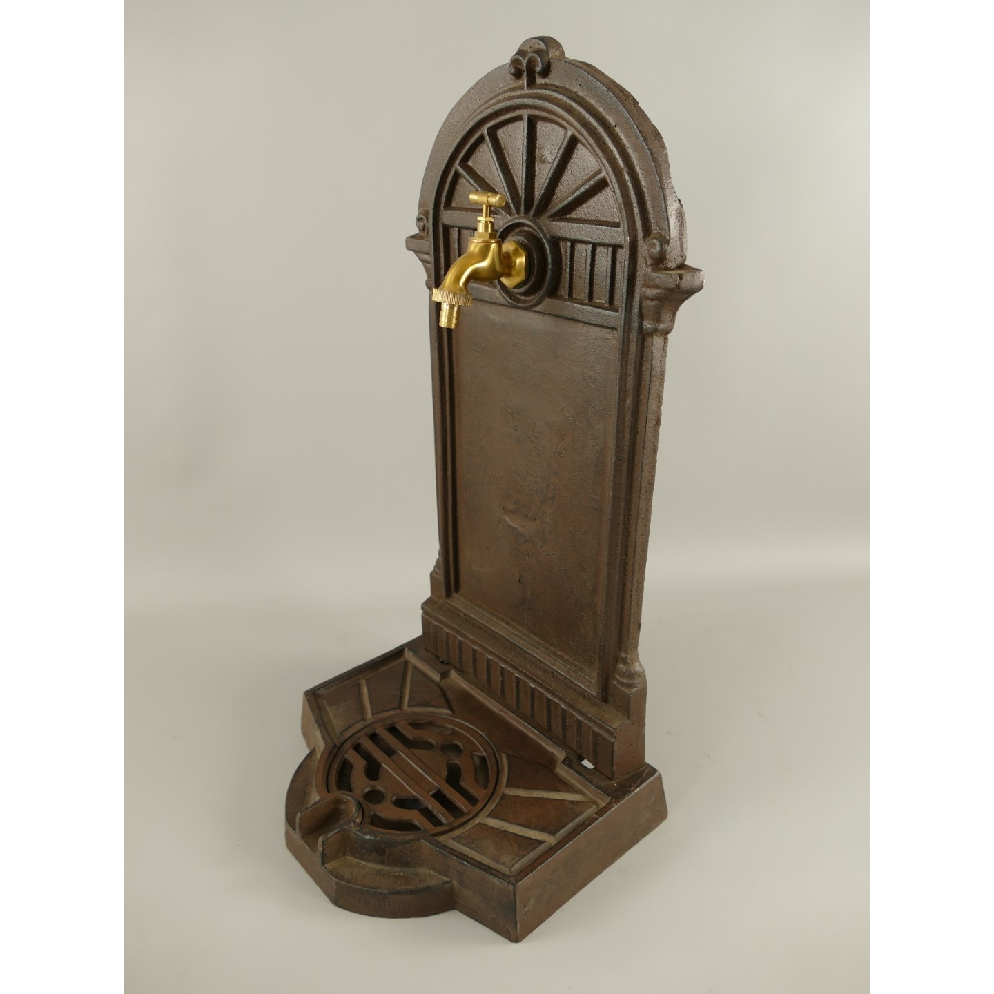 Fantana de gradina din fonta, maro, H 65 cm - eMAG.ro