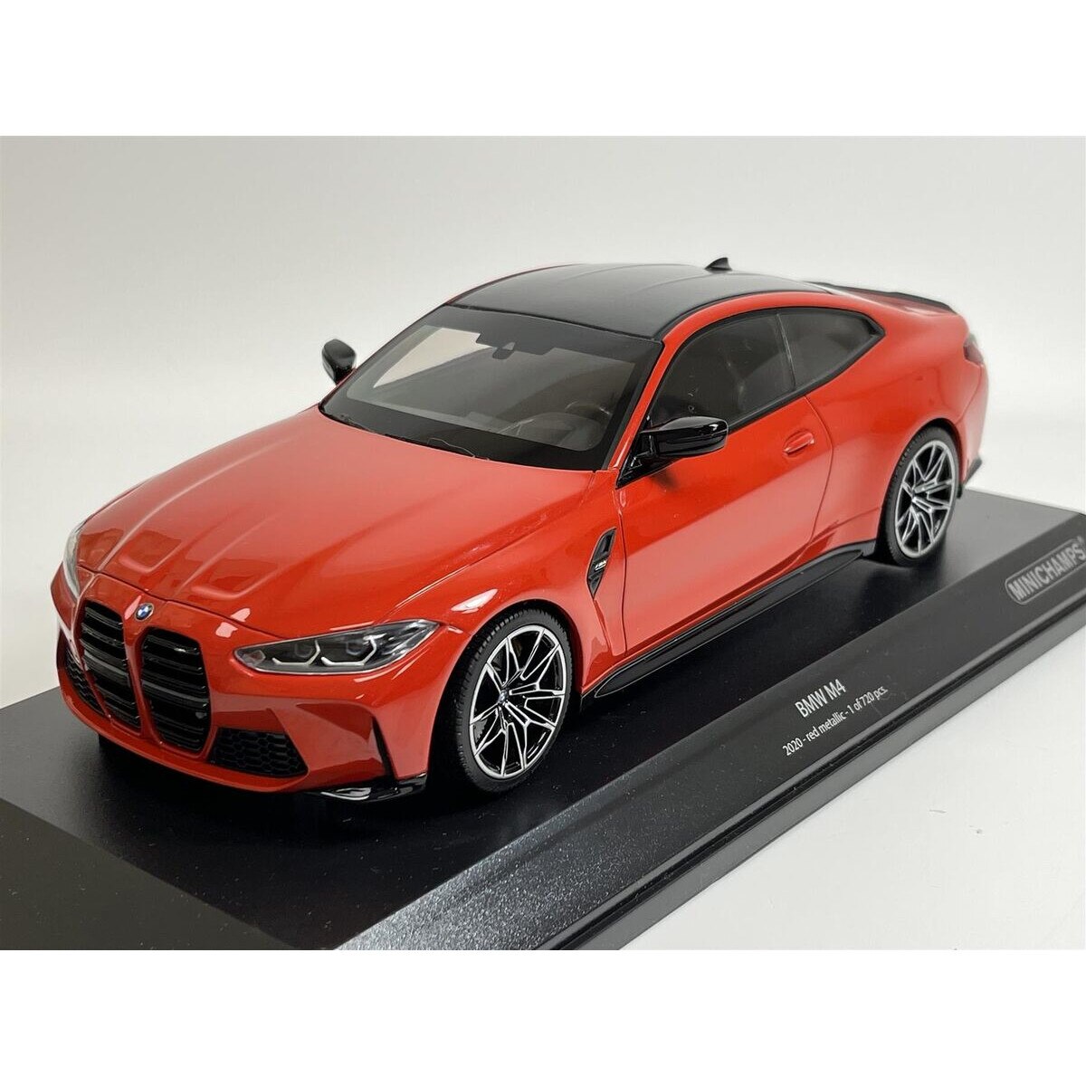Macheta BMW M4 2020 rosu/negru 1/720 pcs - 1/18 Minichamps - eMAG.ro