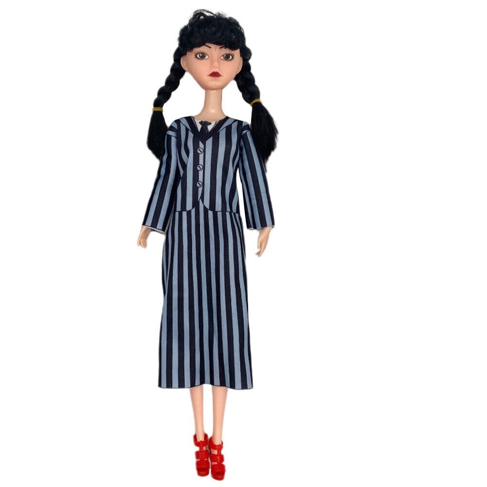 Papusa Wednesday cu accesorii, rochie cu dungi, 27 cm - eMAG.ro