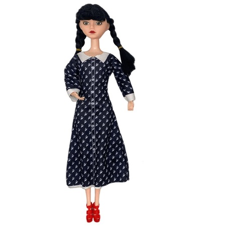 Papusa Wednesday cu accesorii, rochie neagra, 27 cm - eMAG.ro