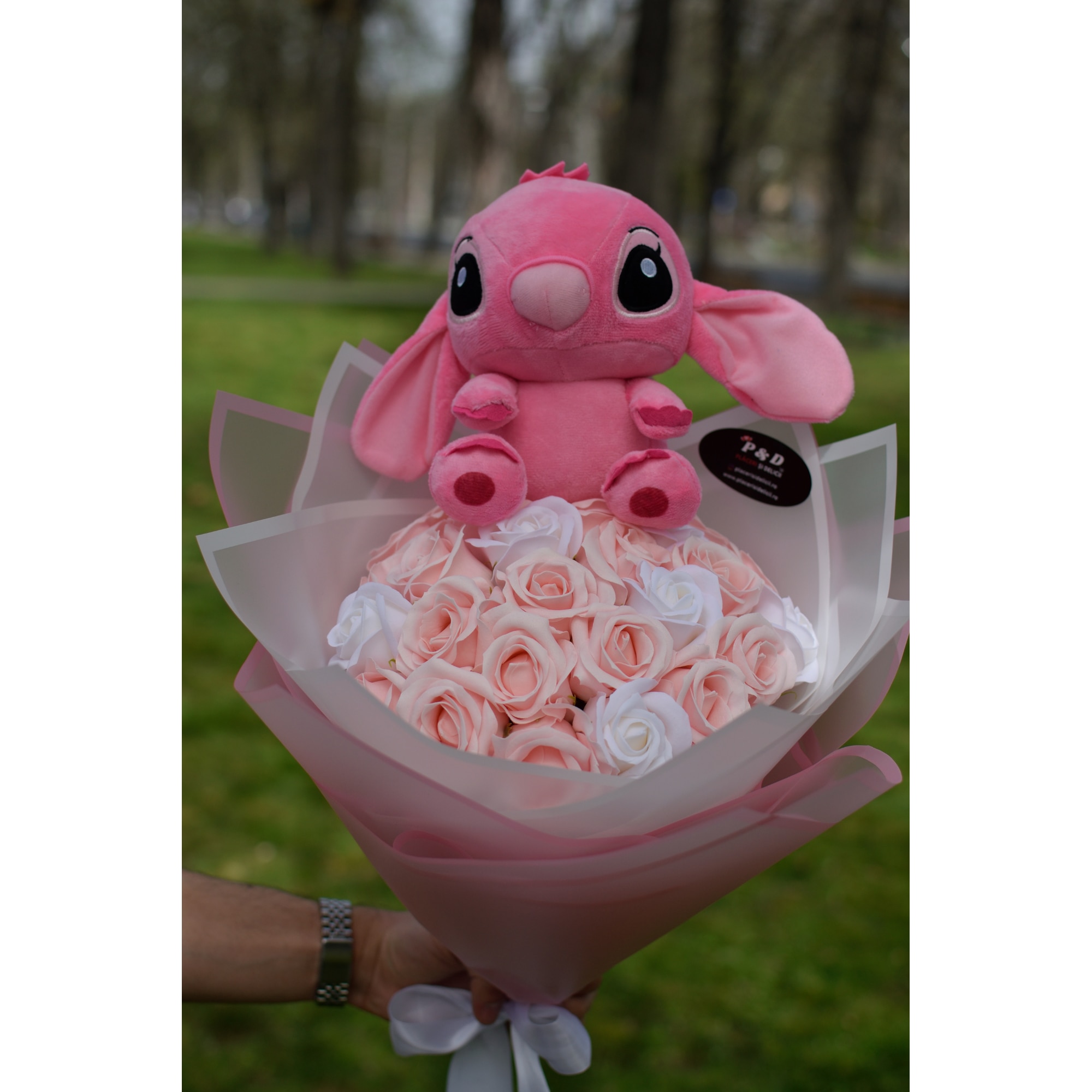 Buchet Trandafiri si Figurina Angel si Stitch - eMAG.ro