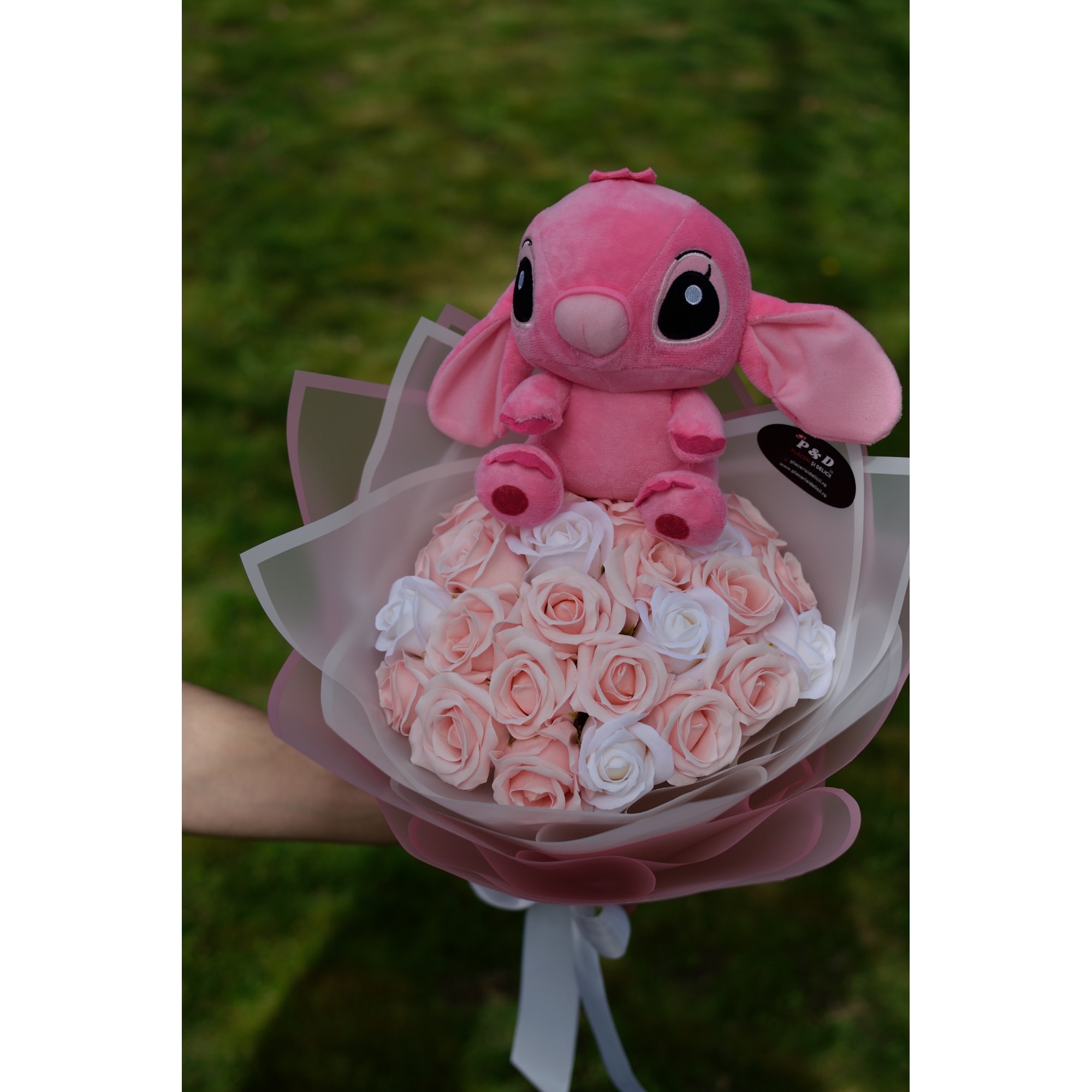 Buchet Trandafiri si Figurina Angel si Stitch - eMAG.ro