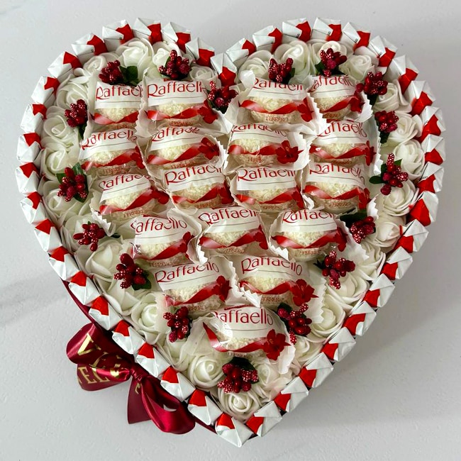 Cadou pentru femei in forma de inima cu 29 trandafiri de spuma, stamine ...