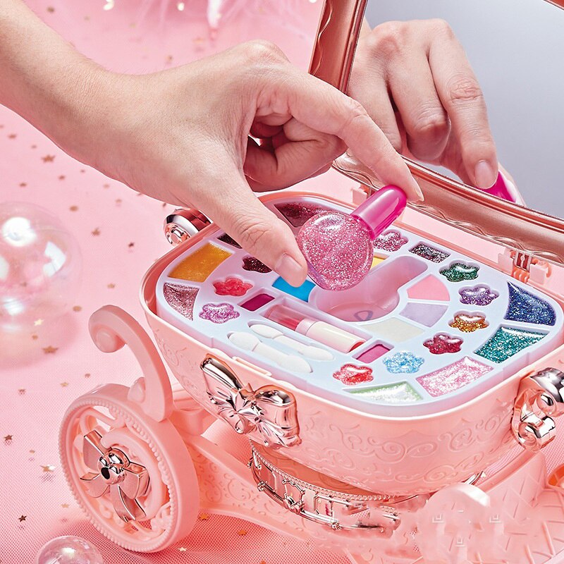 Trusa de machiaj pentru copii cu numeroare accesorii de diferite culori ...