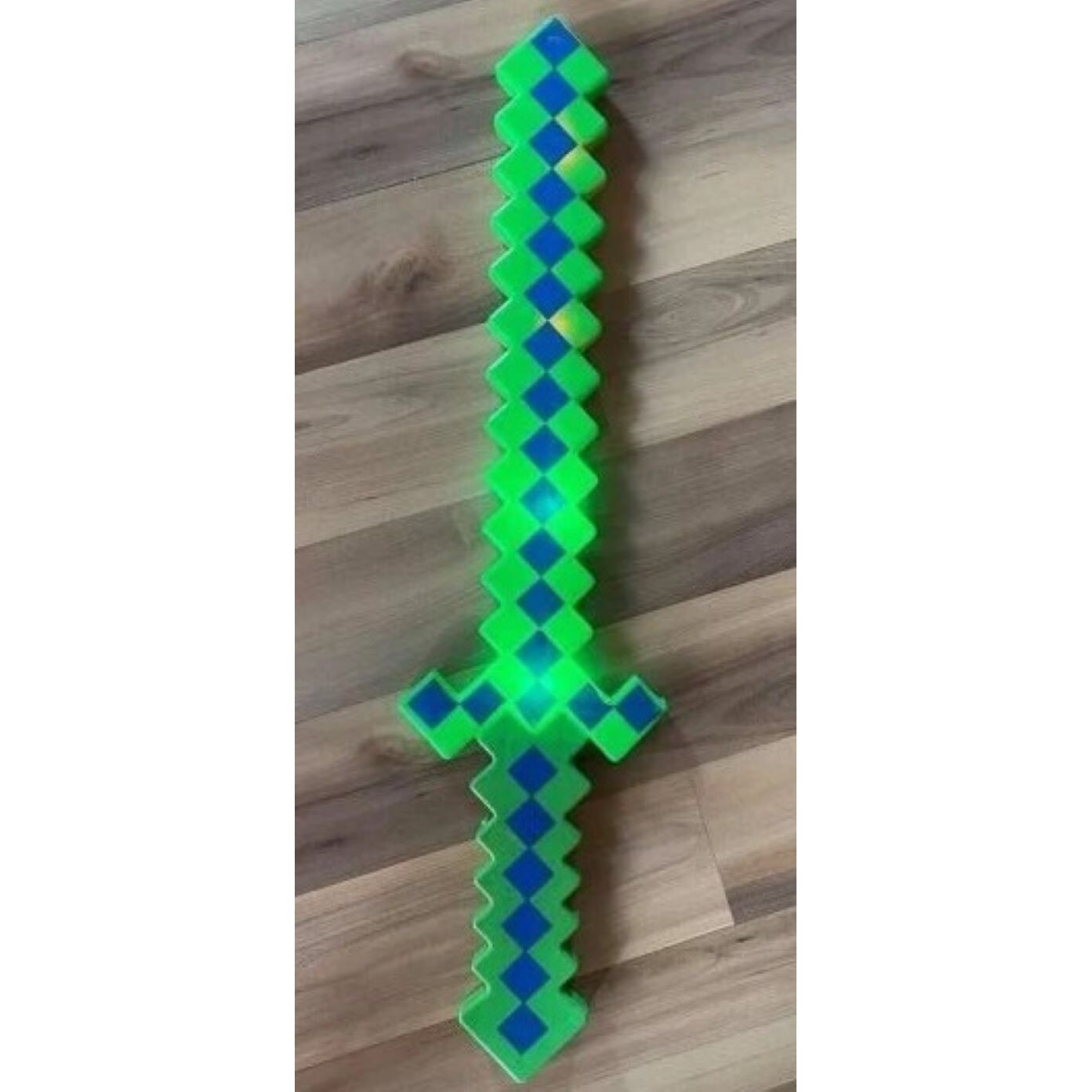 Sabie pixel inspirata din Minecraft, plastic, lumini intermitente si ...