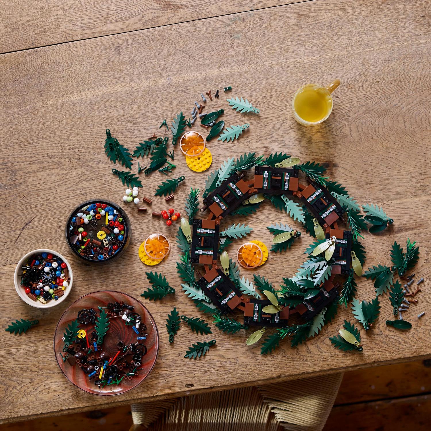 LEGO® Icons Creator Expert - Coronita de sarbatori 10340, 1194 piese ...