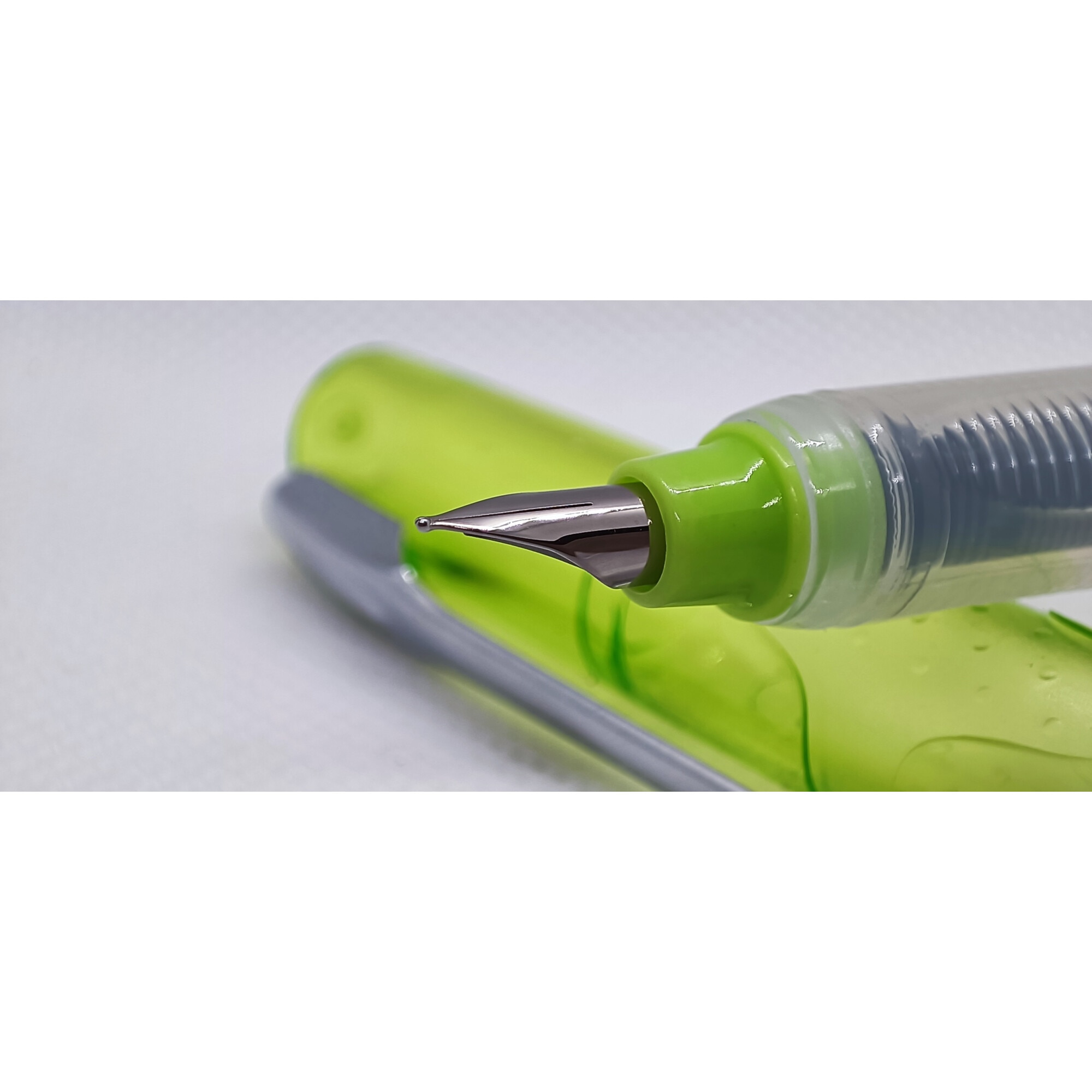 Stilou Ecada, penita iridium tip F, culoare corp plastic verde ...