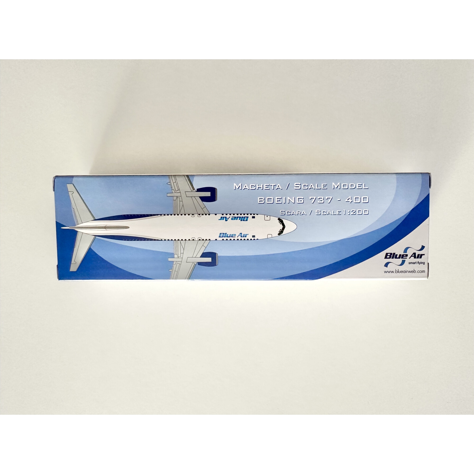 Macheta Avion Blue Air Boeing 737 - 400, 1:200 - eMAG.ro