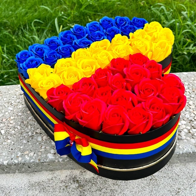Aranjament floral Tricolor, in cutie cu forma de inima, cu 51 ...