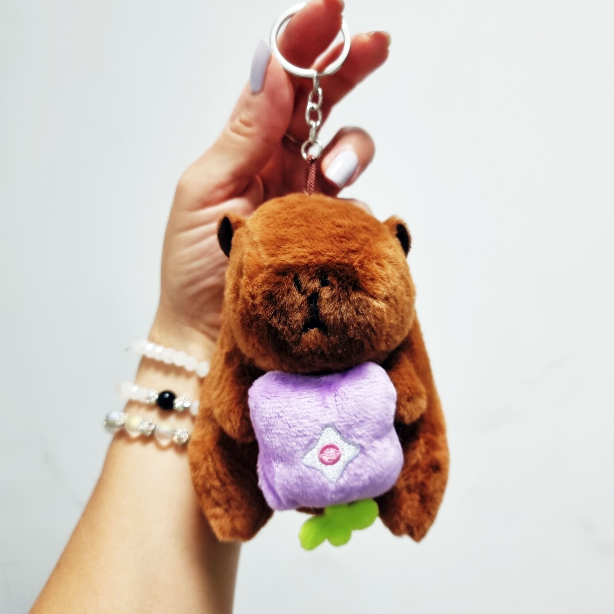 Breloc de plus, mini mascota, pandantiv rucsac, capibara, model cu ...