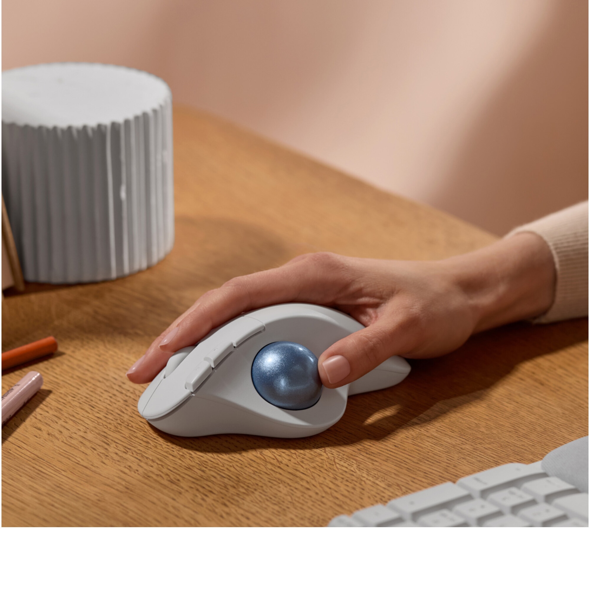 Mouse Logitech ERGO M575S Wireless Trackball, OffWhite, Blue Ball - eMAG.ro
