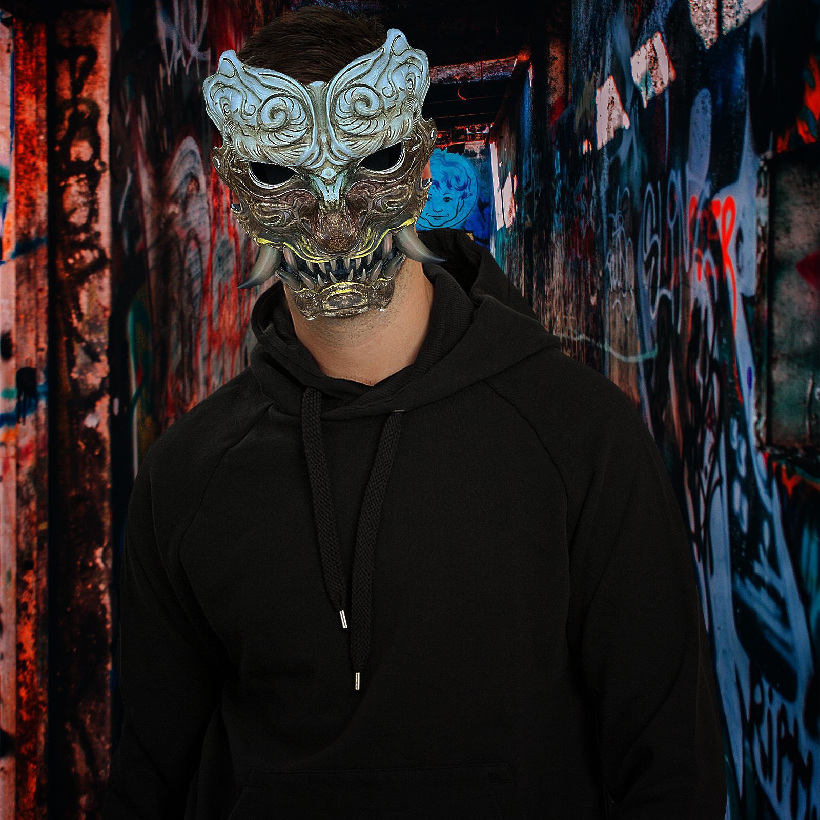 Masca de Halloween, recuzita jocului, horror jumatate fata de rol ...