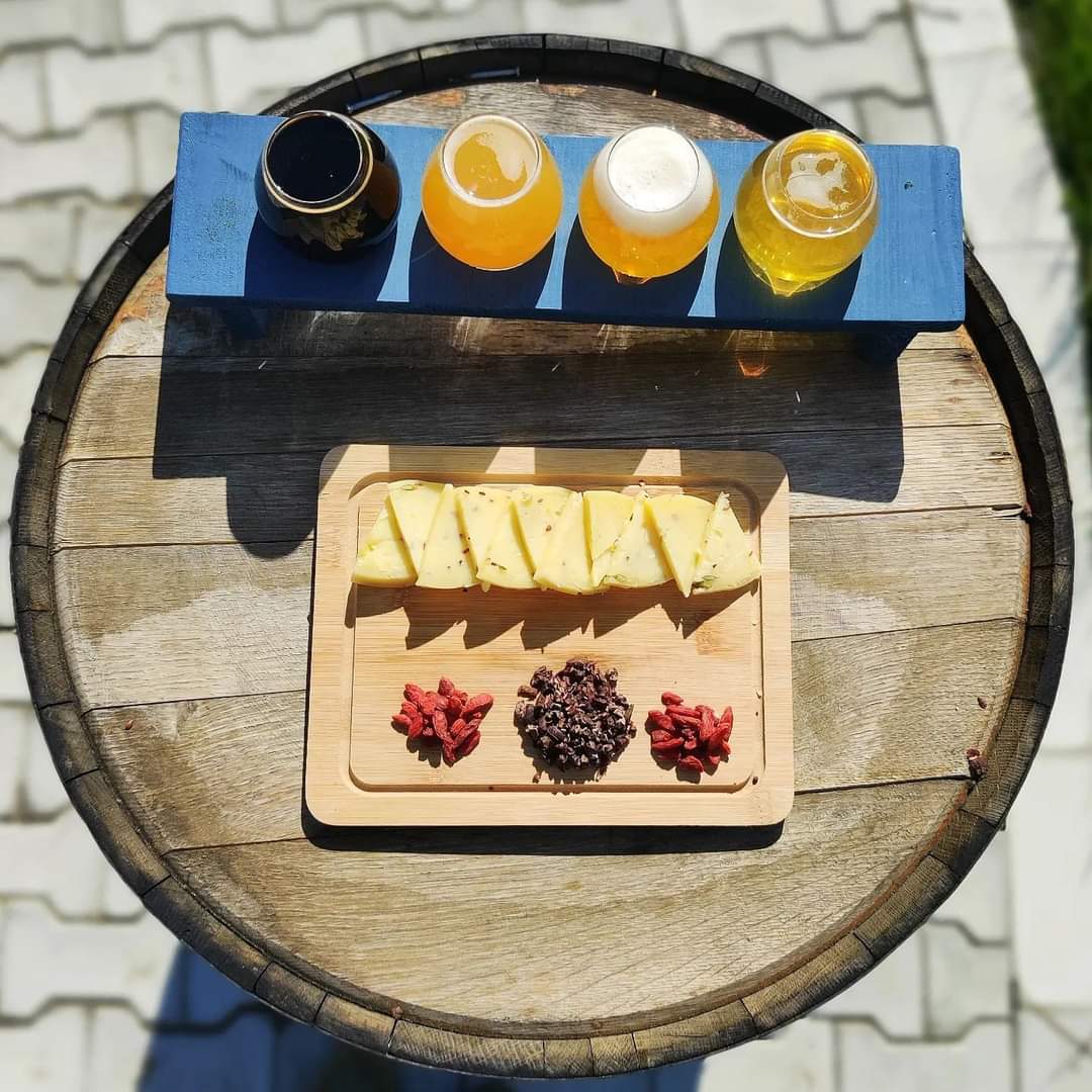 Pachet degustare bere craft si tur de fabrica pentru 4 persoane, 90 ...