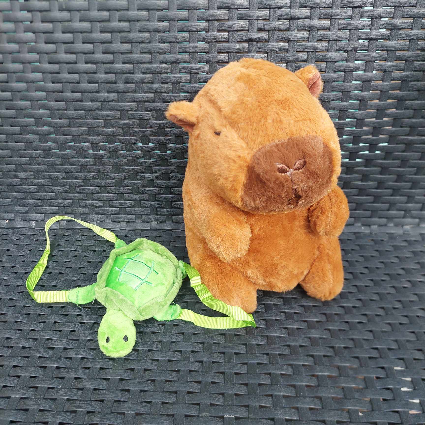Figurina de plus capibara pentru copii, Cu rucsac, 20 cm - eMAG.ro