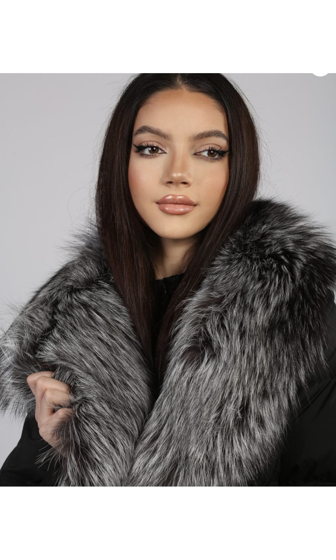 Haina cu guler de blana naturala de vulpe. Culoare negru. Marime M/L ...