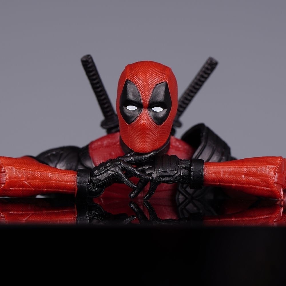Figurina Deadpool, 6 inch, rosu si negru, cu accesorii de schimb - eMAG.ro