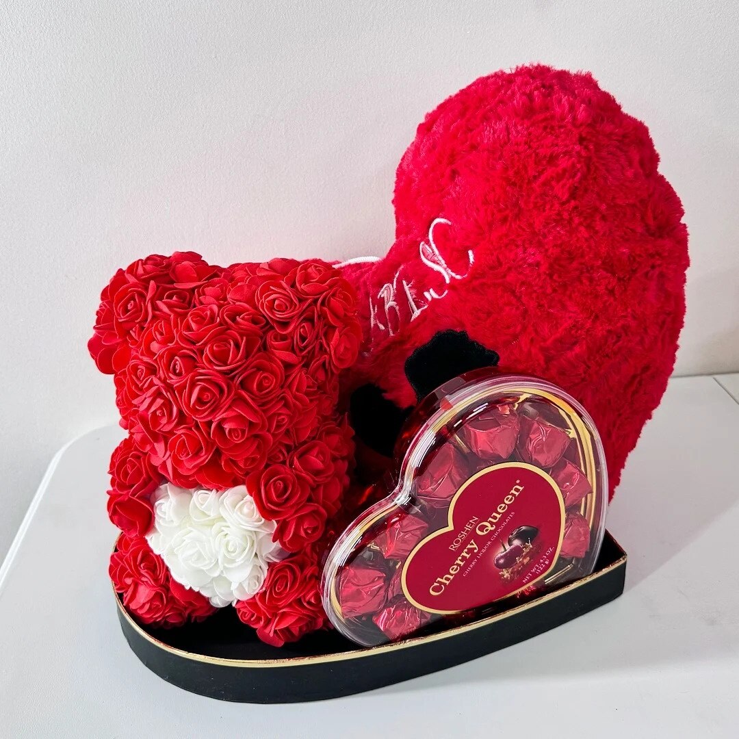 Pachet Special Valentine, urs floral 25cm, perna cu mesaj brodat "Te ...