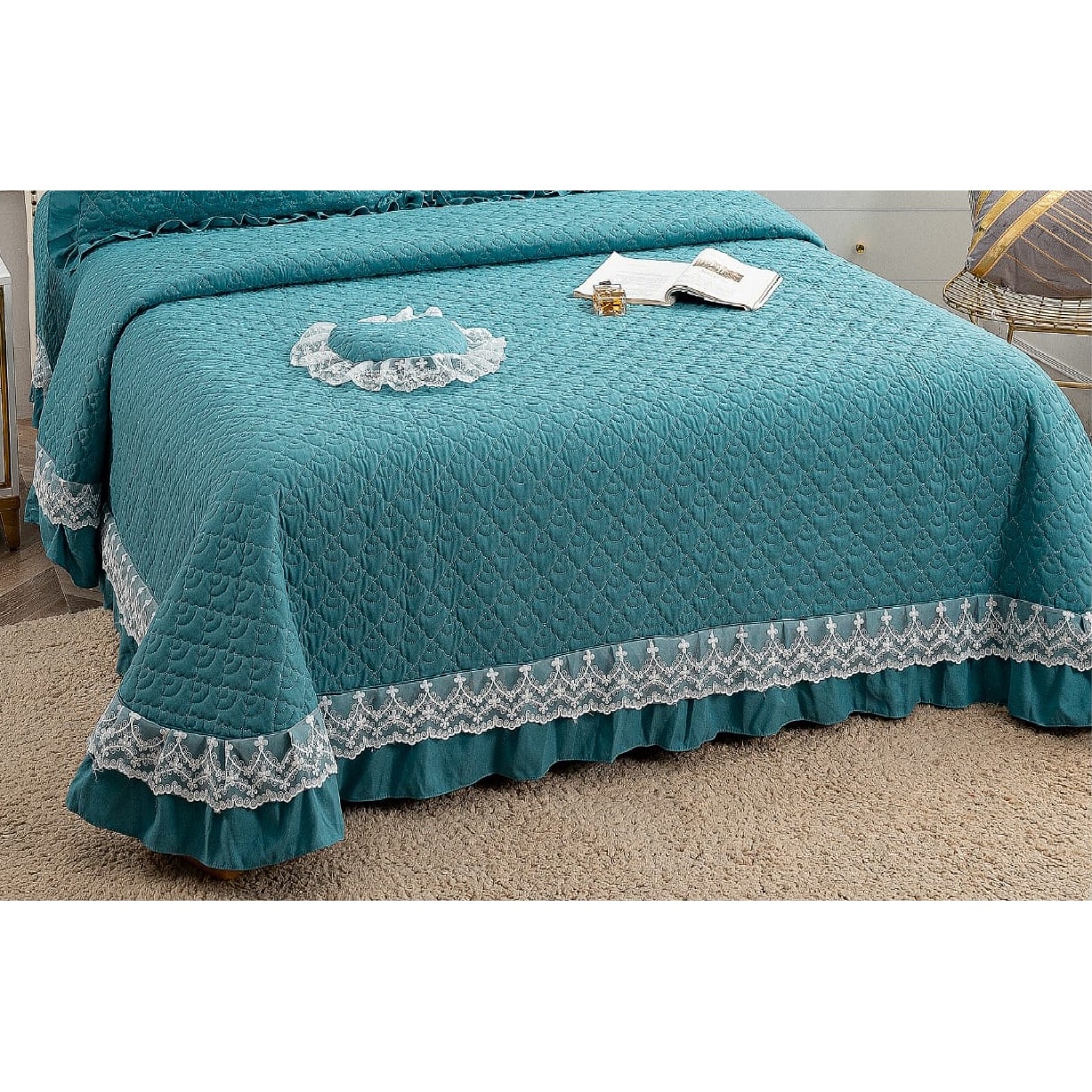 Set Cuvertura Matlasata CHIRASO, FINET, cu dantela fina si volanase, pentru pat dublu, 3 piese ...