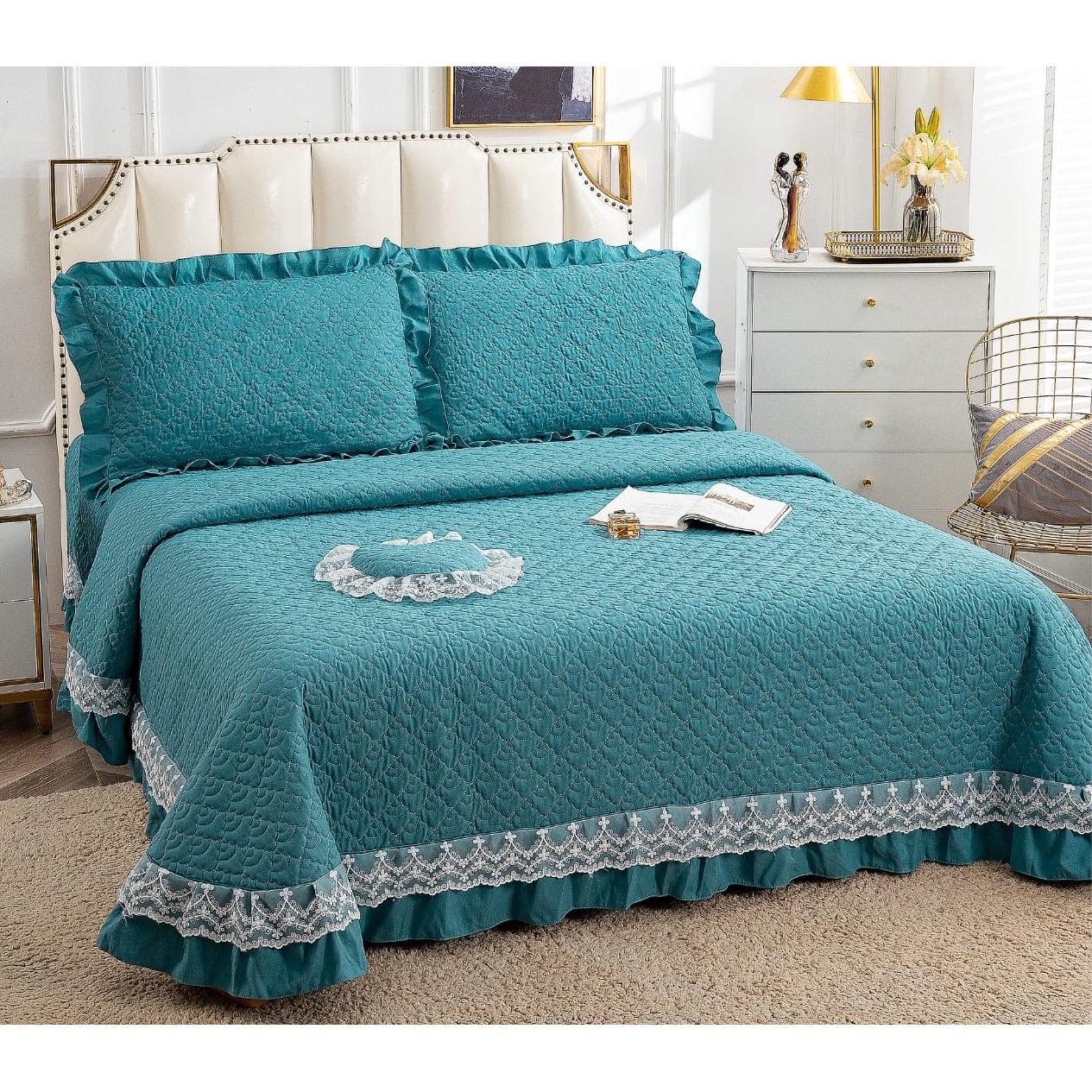 Set Cuvertura Matlasata CHIRASO, FINET, cu dantela fina si volanase, pentru pat dublu, 3 piese ...