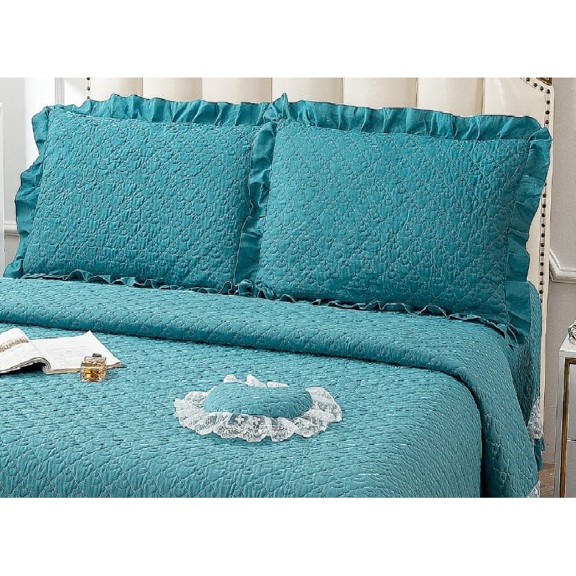 Set Cuvertura Matlasata CHIRASO, FINET, cu dantela fina si volanase, pentru pat dublu, 3 piese ...