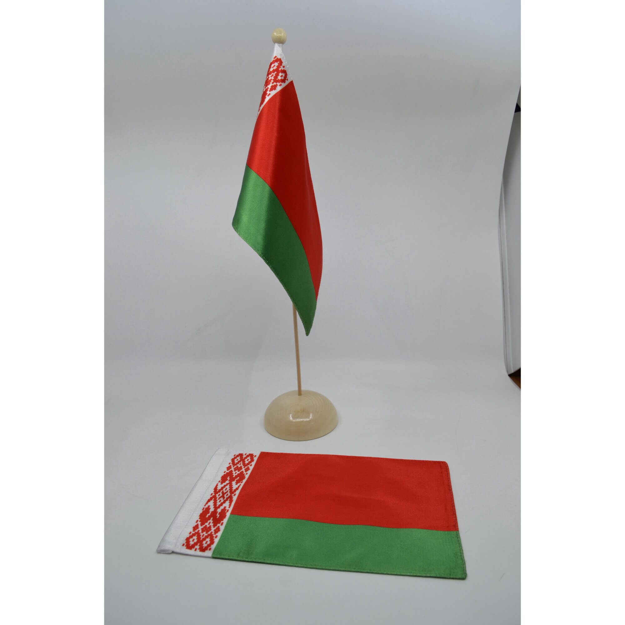 Stegulet Tarile Lumii + suport lemn - BELARUS - eMAG.ro