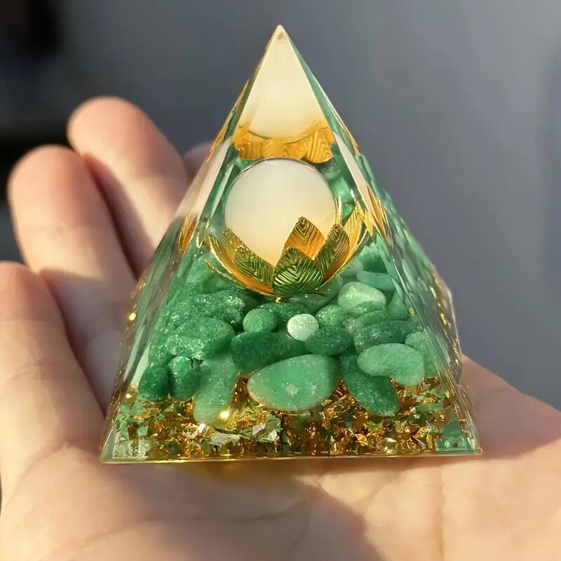 Piramida orgonica Jad alb floare de lotus, VeliumCraft, 5x5 cm ...