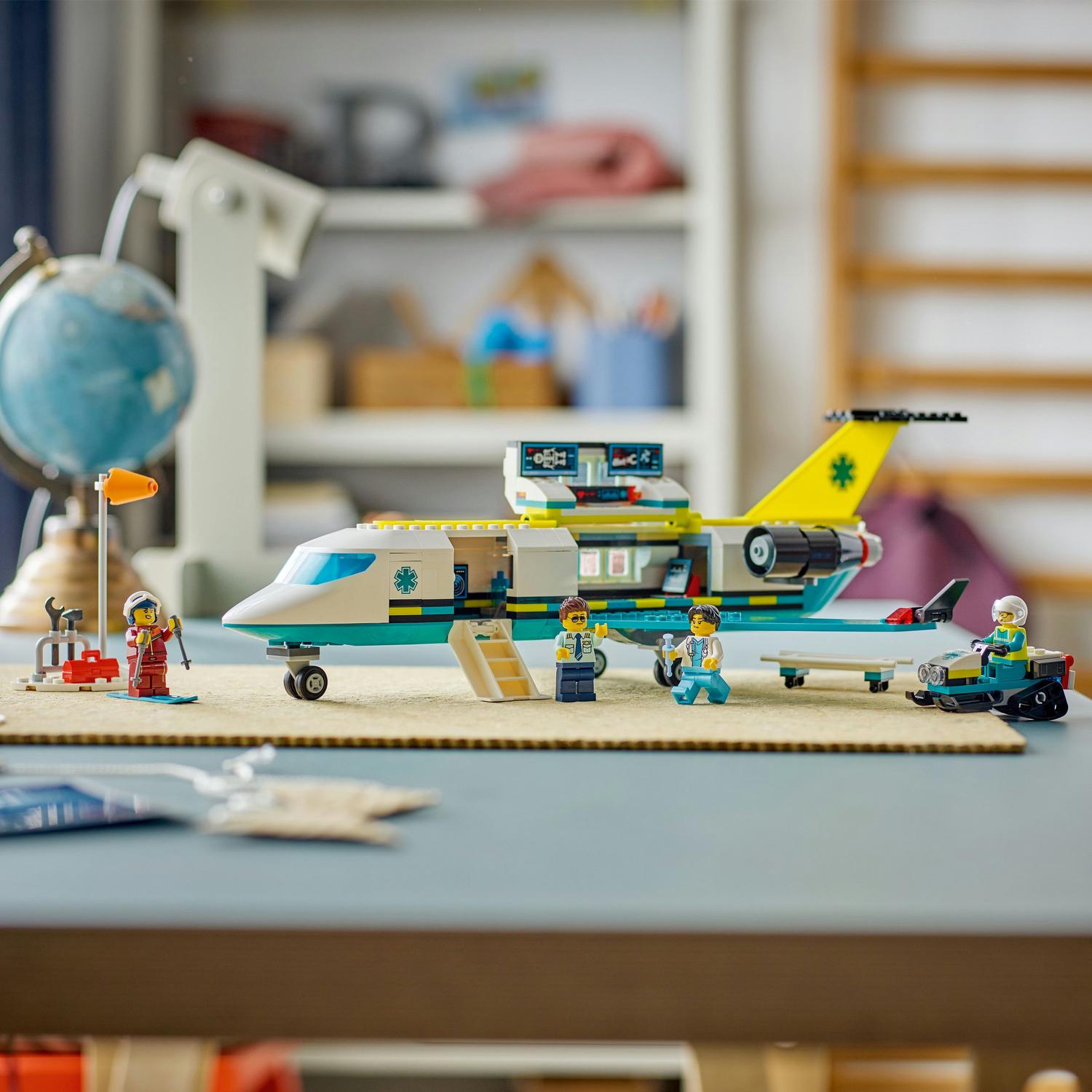 LEGO® City - Avion-ambulanta pentru urgente 60465, 395 piese - eMAG.ro