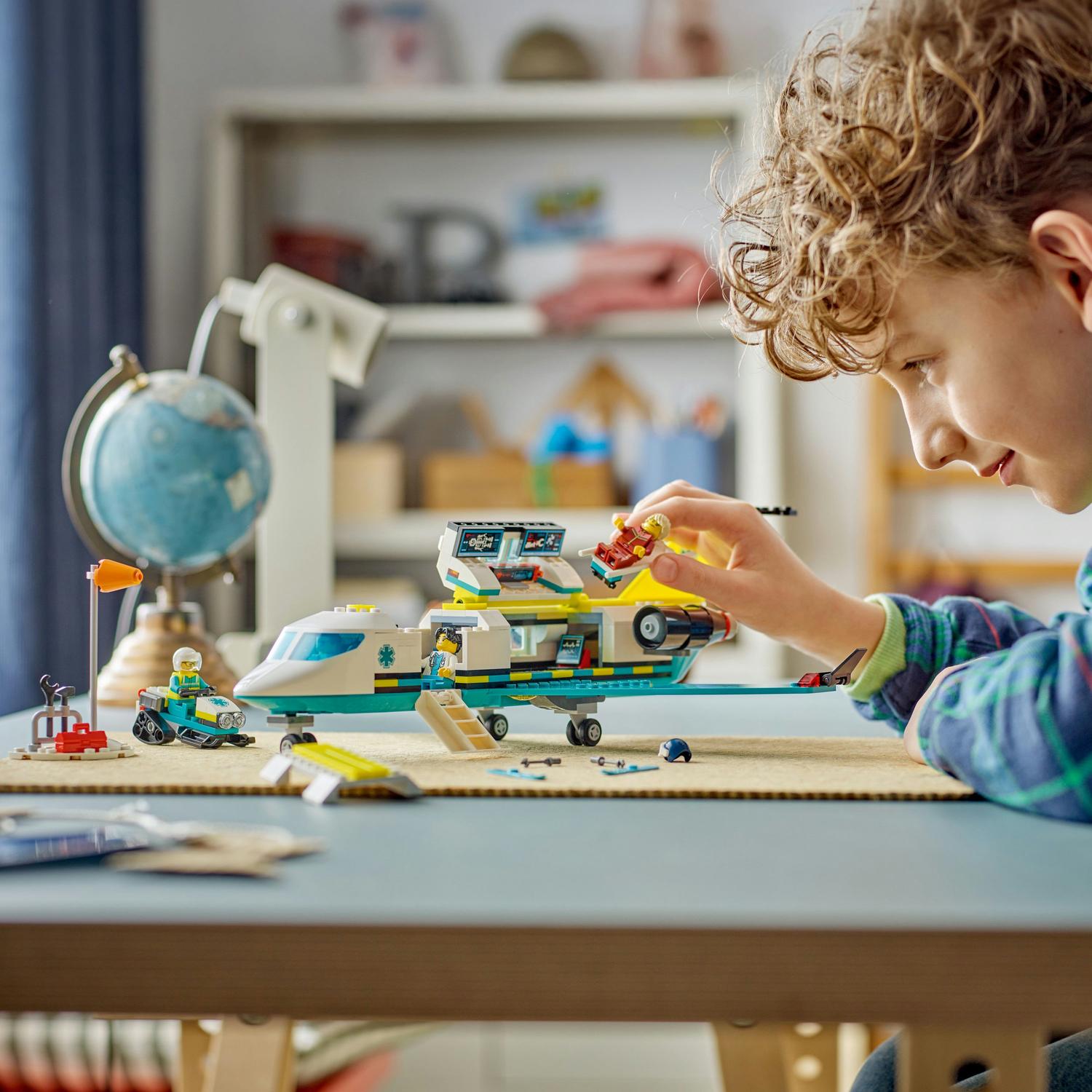 LEGO® City - Avion-ambulanta pentru urgente 60465, 395 piese - eMAG.ro