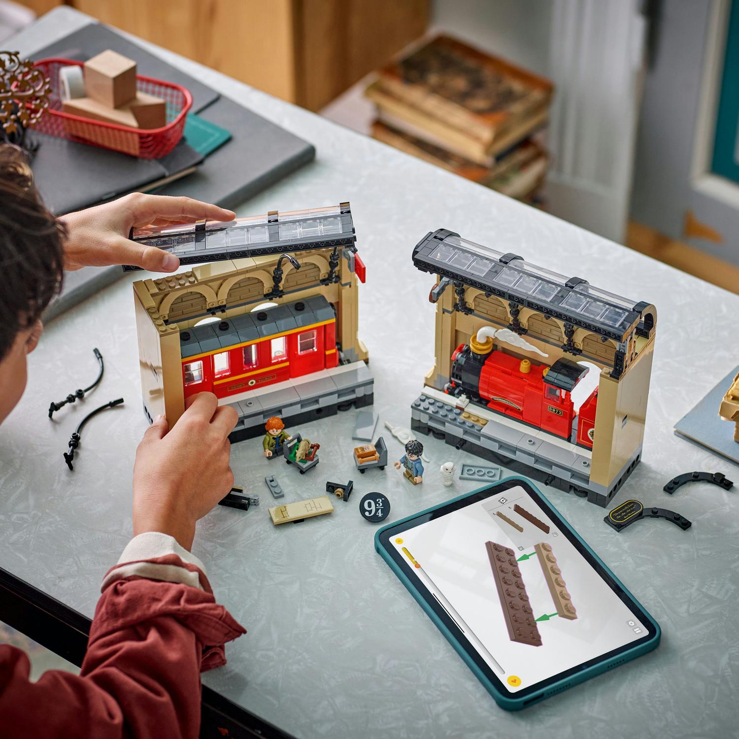 LEGO® Harry Potter™ - Coltul cu carti: Expresul Hogwarts™ 76450, 832 ...