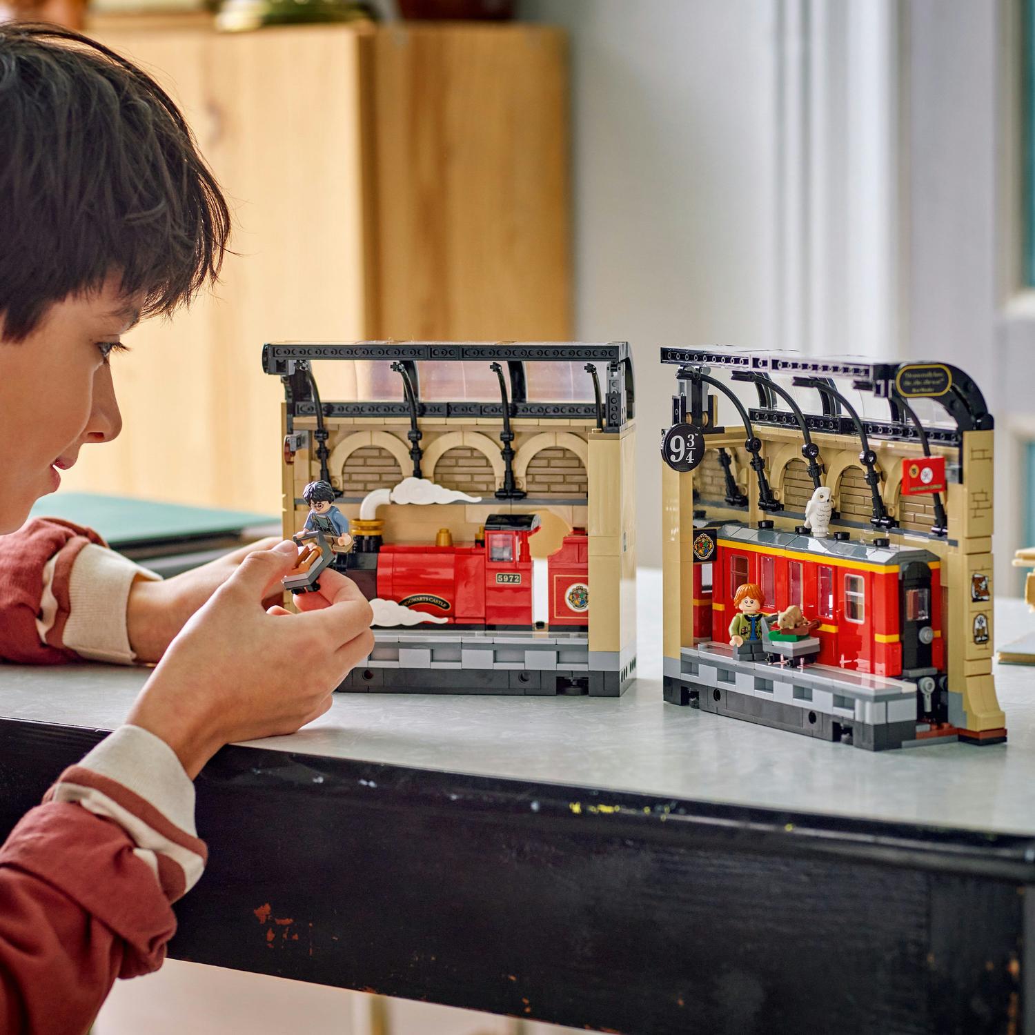 LEGO® Harry Potter™ - Coltul cu carti: Expresul Hogwarts™ 76450, 832 ...