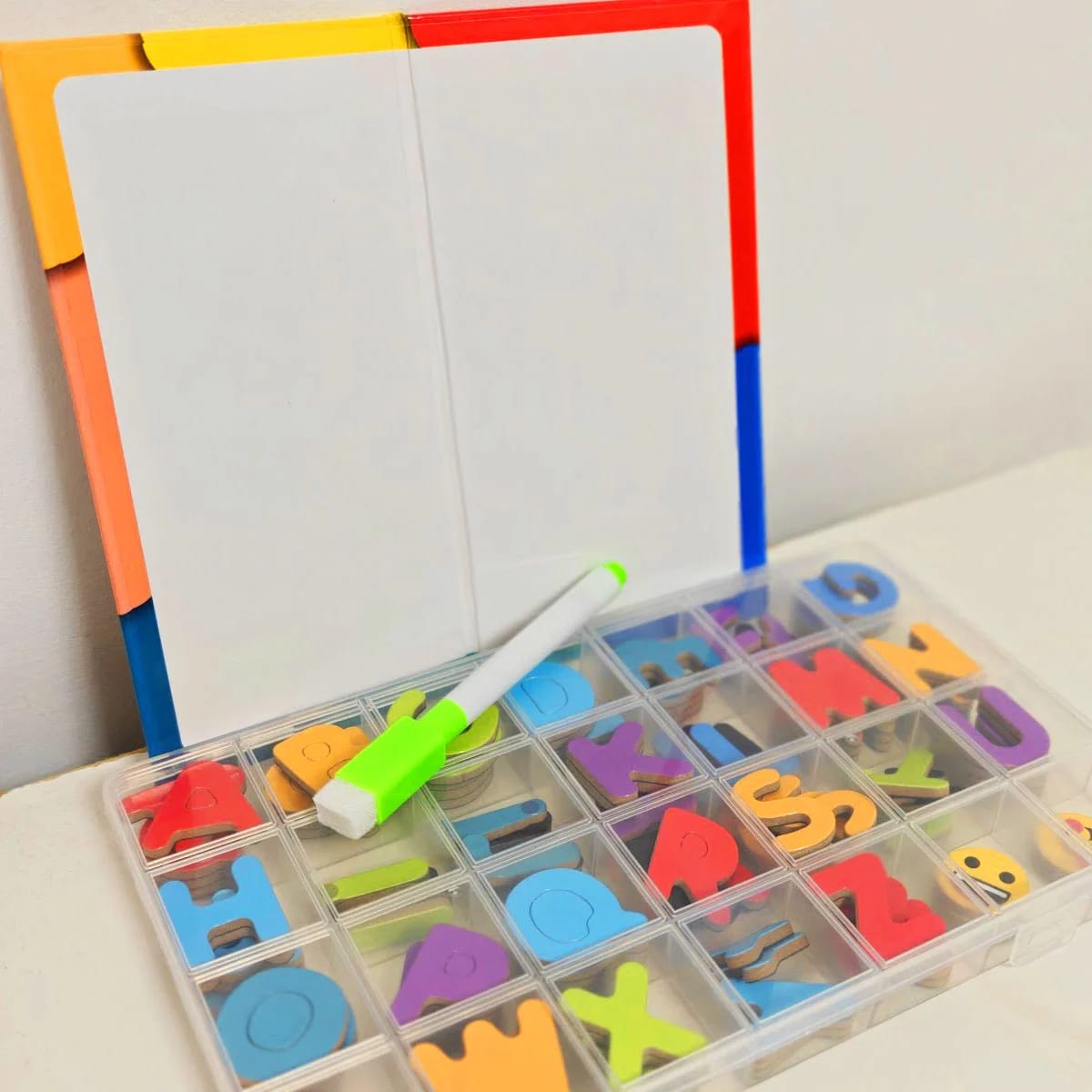 Joc educational cu tabla magnetica, Cutiuta cu 130 litere magnetice din ...