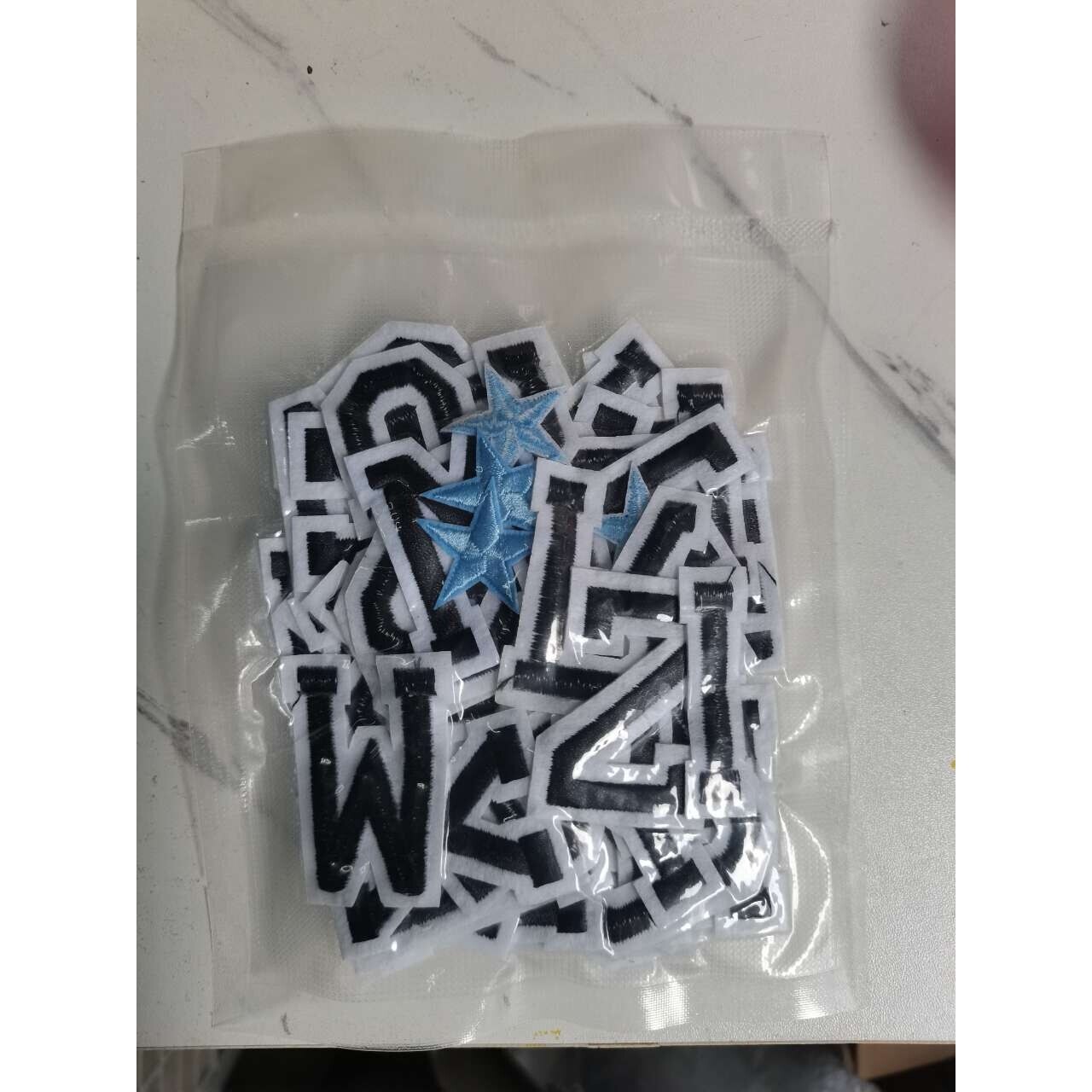 Set de 56 Patches Litere A-Z, Decorative cu Stele, Negru, Dimensiune ...