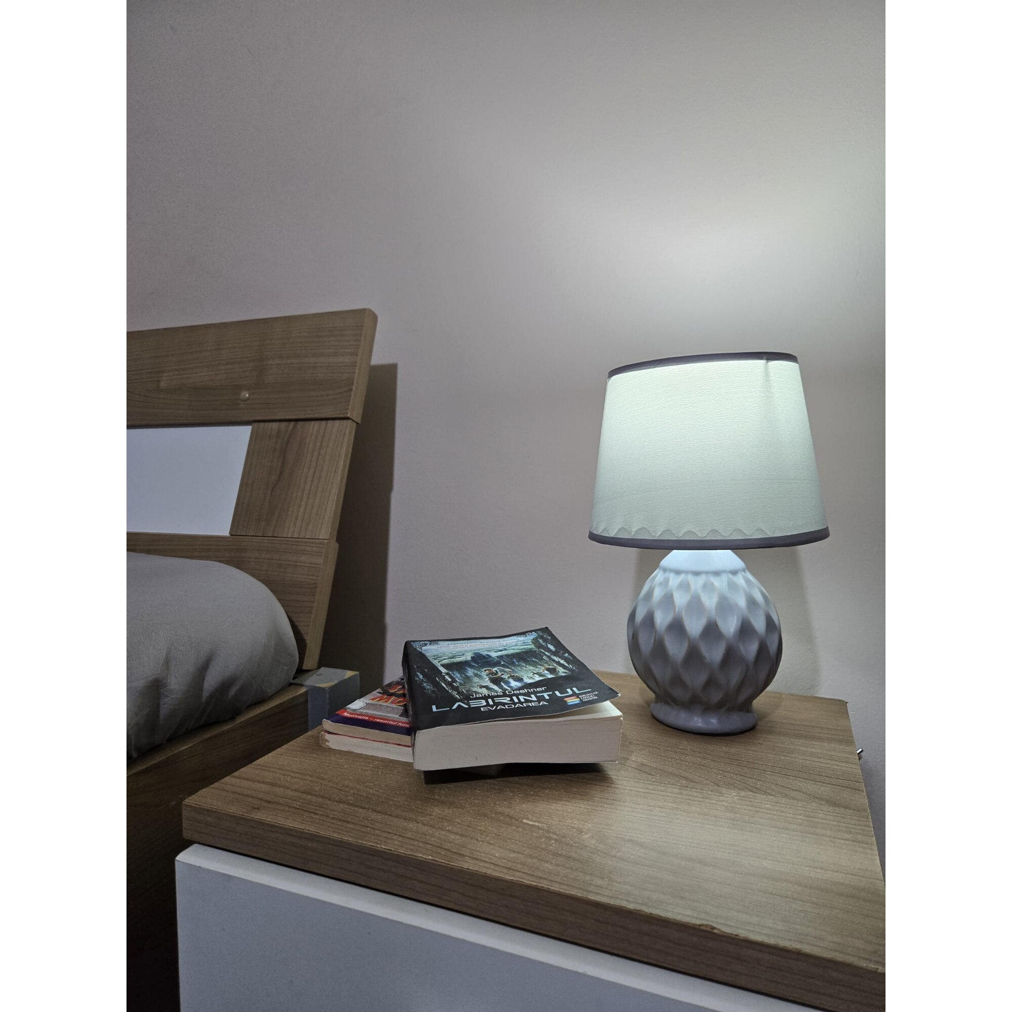 Veioza decorativa din ceramica cu design texturat, culoare gri, abajur conic din material textil ...