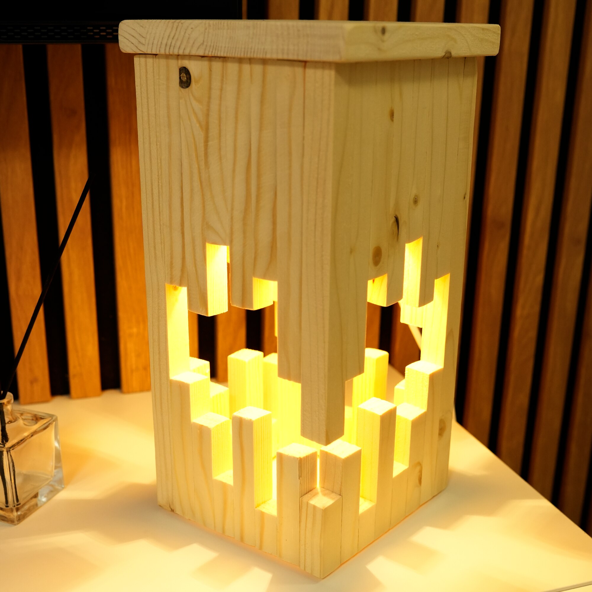 Veioza din Lemn Handmade – Design Pixel Art, Lumina Calda - eMAG.ro